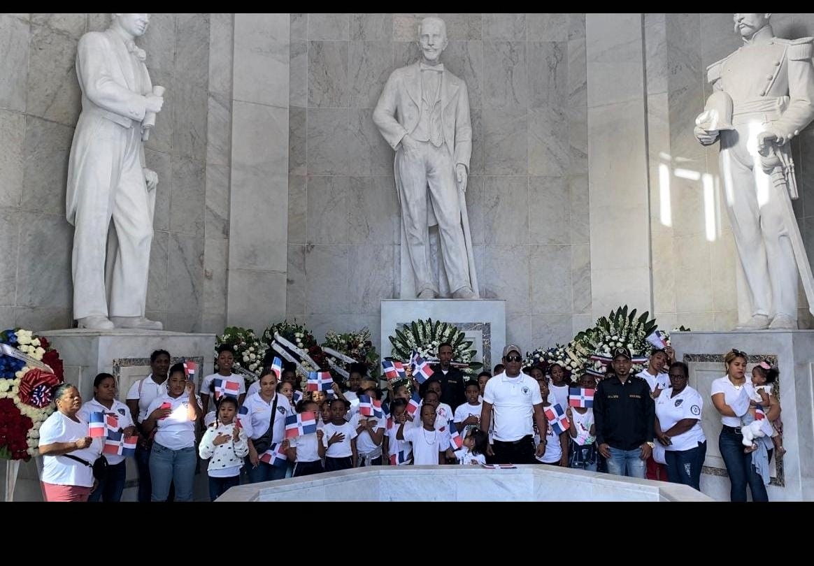 Niños de la Loma del Chivo honran a los trinitarios y cantan el himno ...